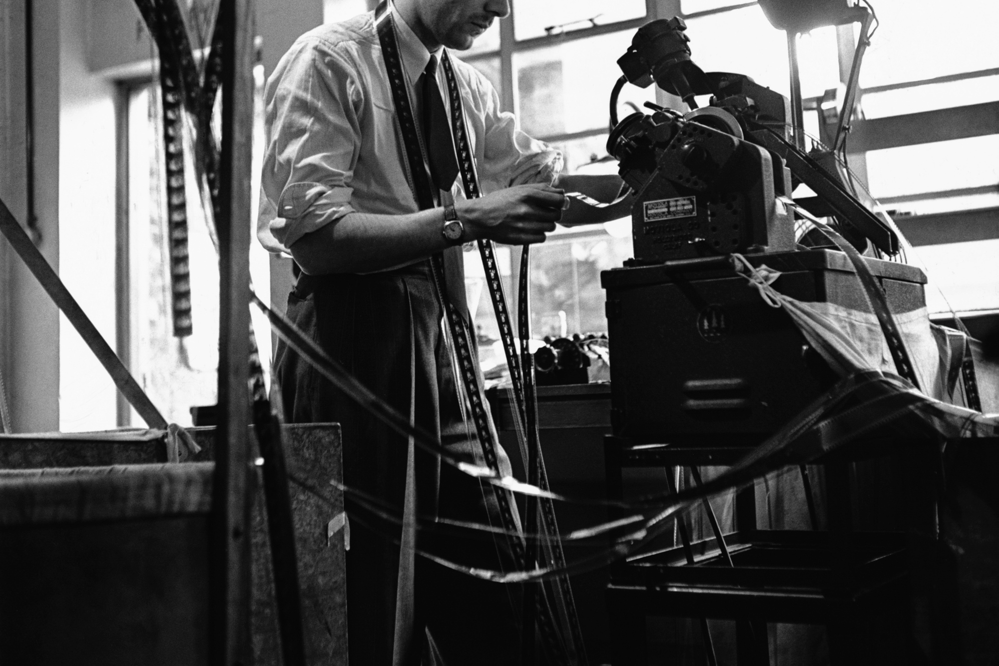 【電影不欣賞】站著說故事102年──廖桑的Moviola立式剪接機 - 報導者 The Reporter