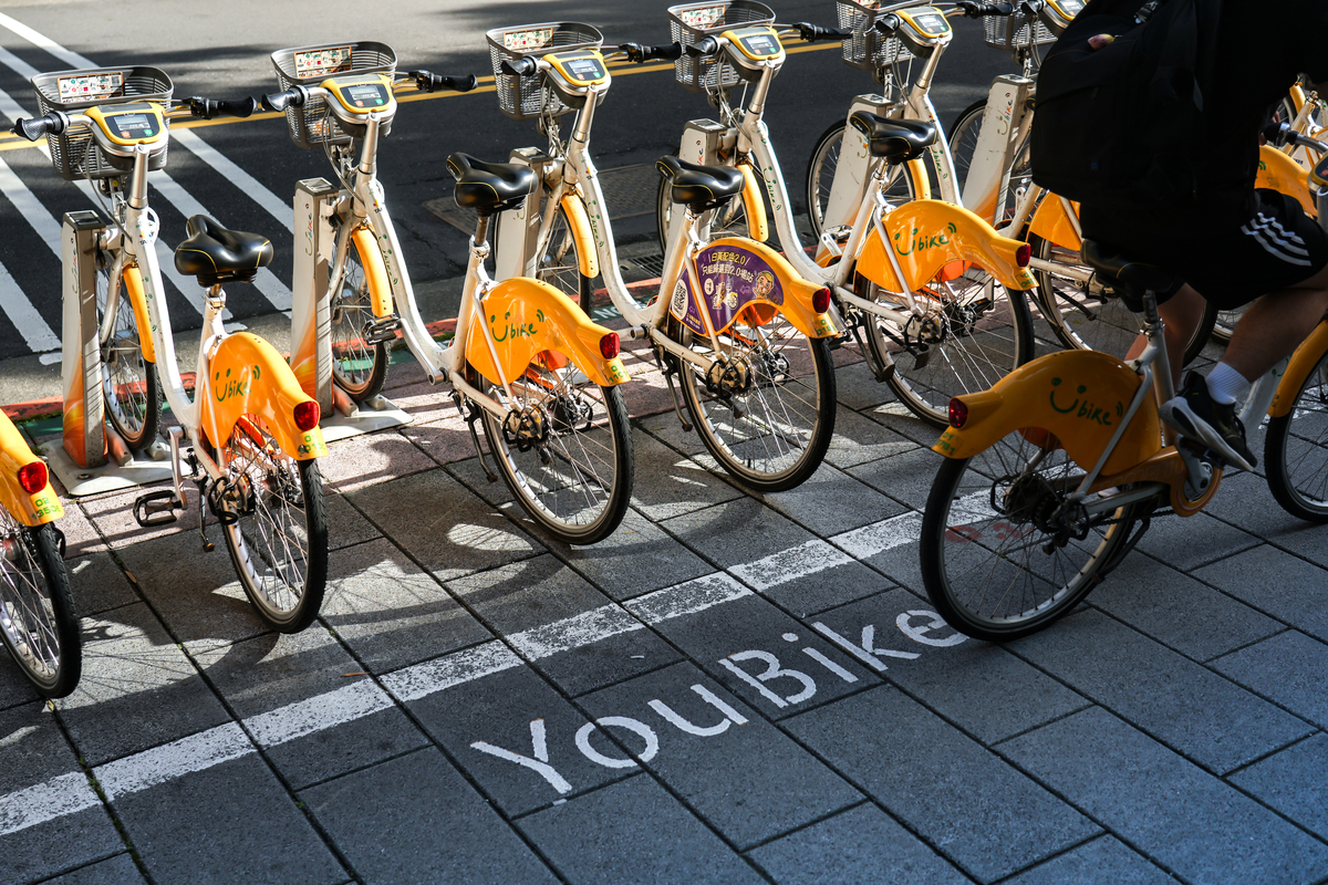 【圖文故事】維繫台北街道的微笑風景──YouBike調度員與維修員的工作日常 - 報導者 The Reporter