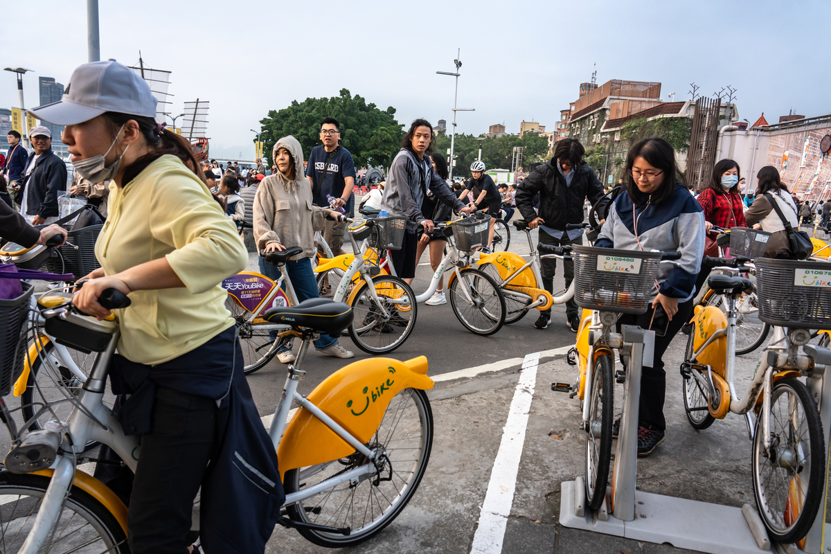【圖文故事】維繫台北街道的微笑風景──YouBike調度員與維修員的工作日常 - 報導者 The Reporter