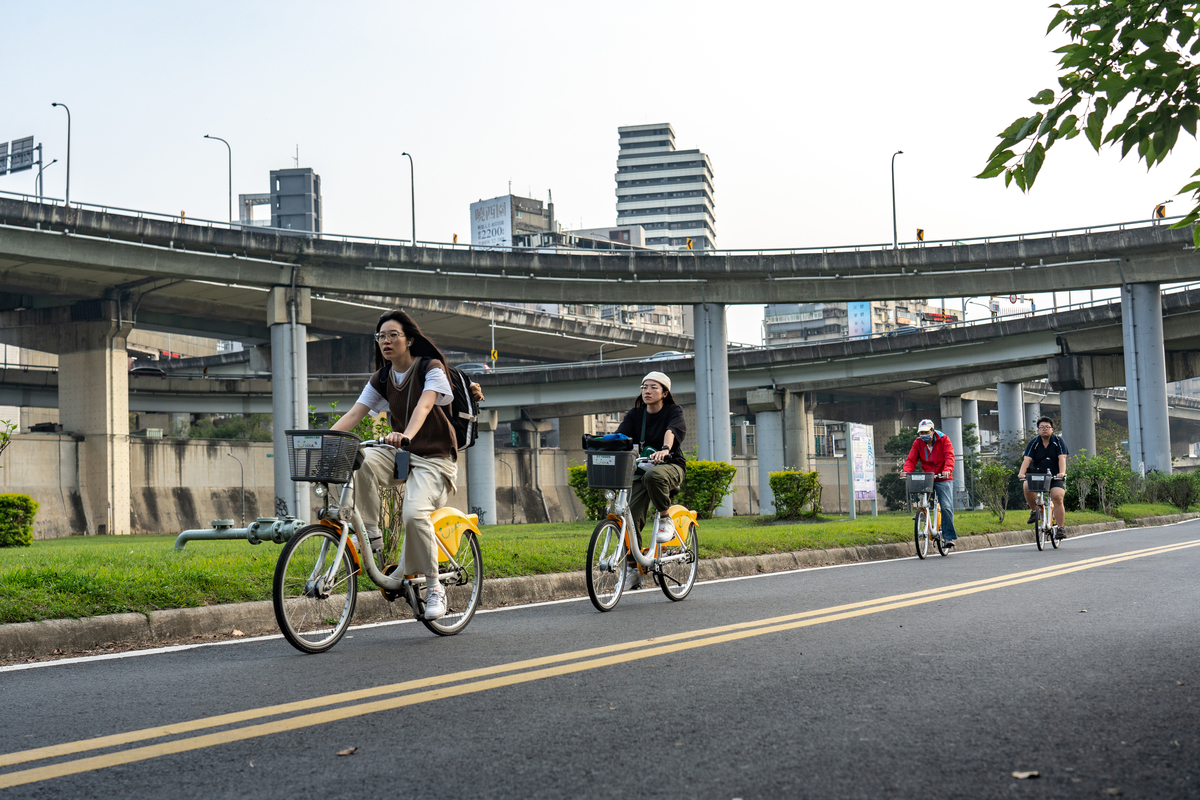 【圖文故事】維繫台北街道的微笑風景──YouBike調度員與維修員的工作日常 - 報導者 The Reporter